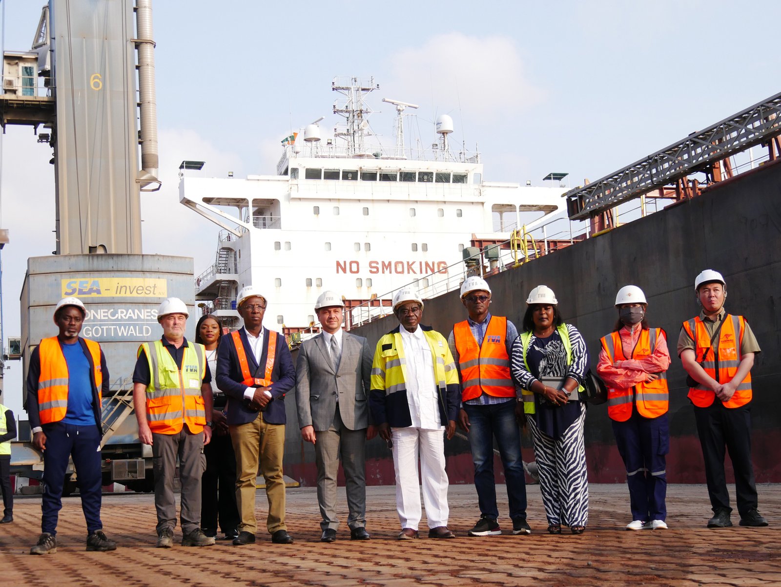 Un navire de 230 m transportant plus de 70 000 tonnes de Clinker ...